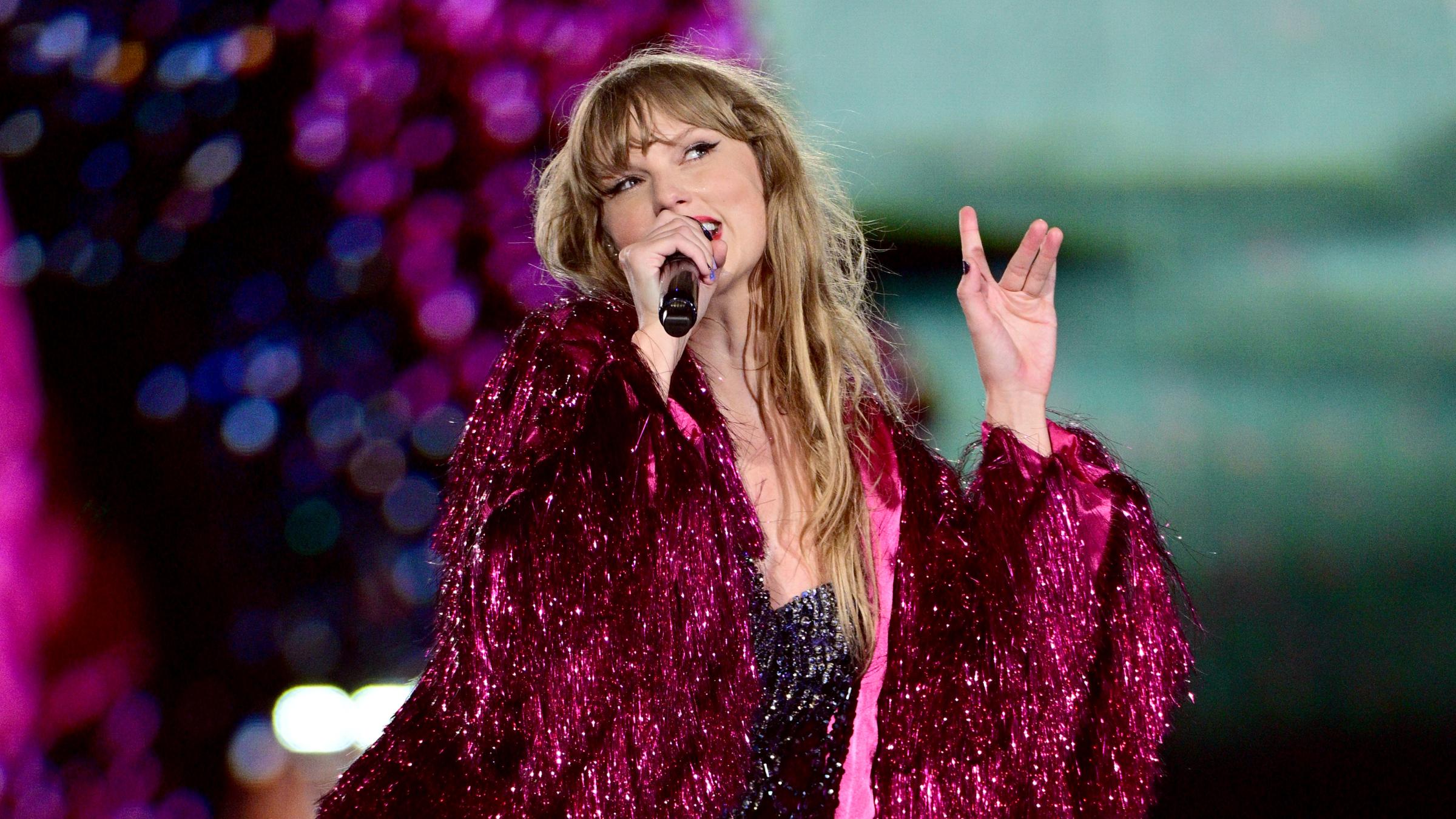 Taylor Swift Paid $100,000 Bonuses To Each Of Her Touring Staff!