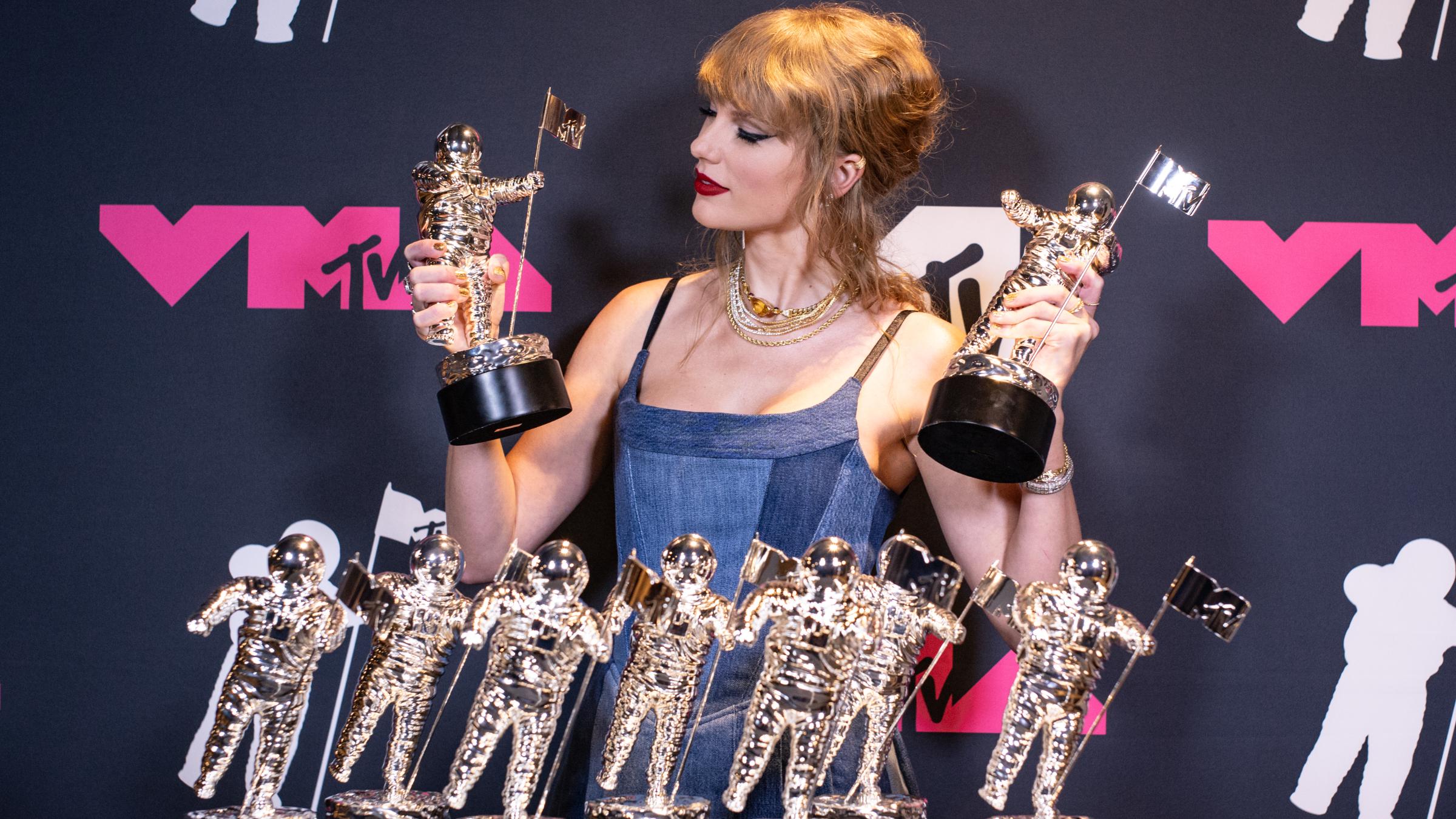 Taylor Swift Breaks Records At This Years MTV VMAs!